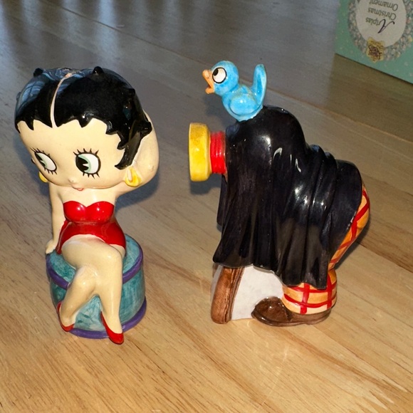 Betty Boop | Dining | Betty Boop Red And Black Salt And Pepper Shakers ...
